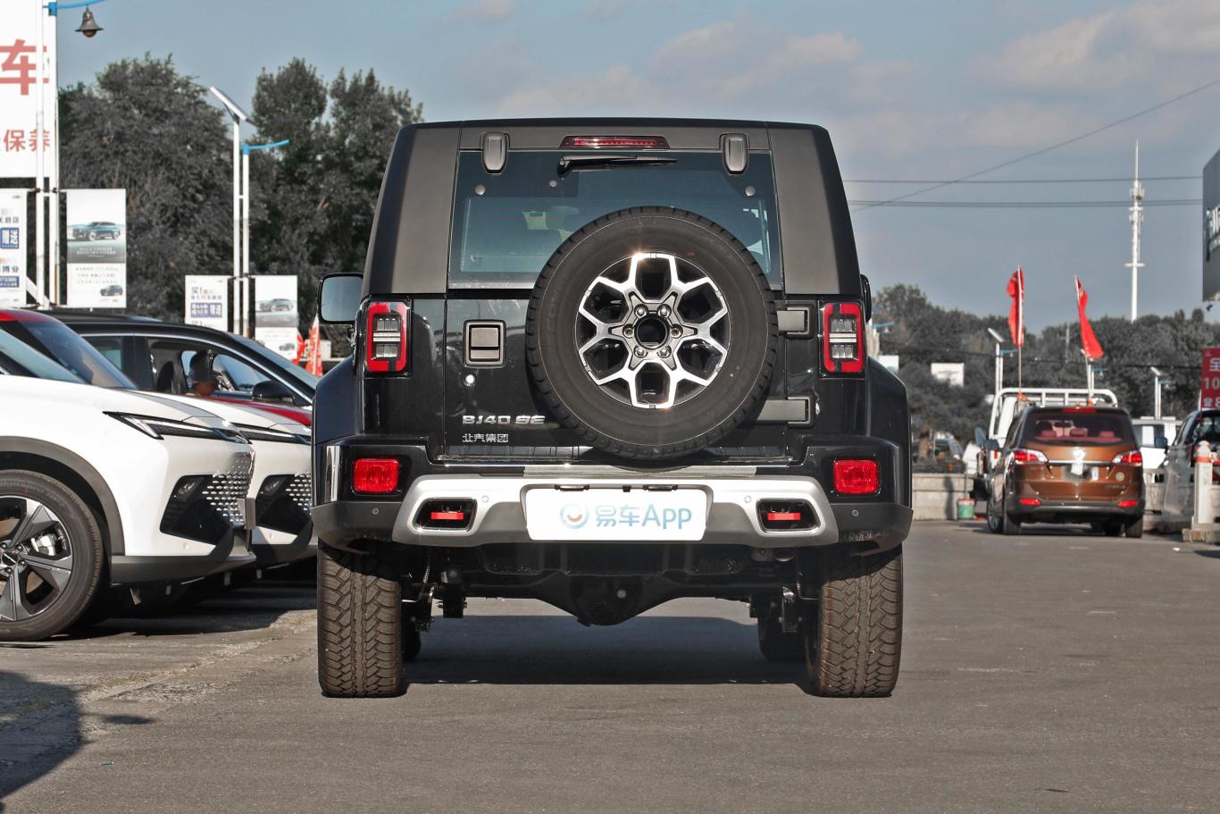 【北京BJ40致敬2020版 2.0T 自动四驱尊享型正后水平图片-汽车图片大全】-易车