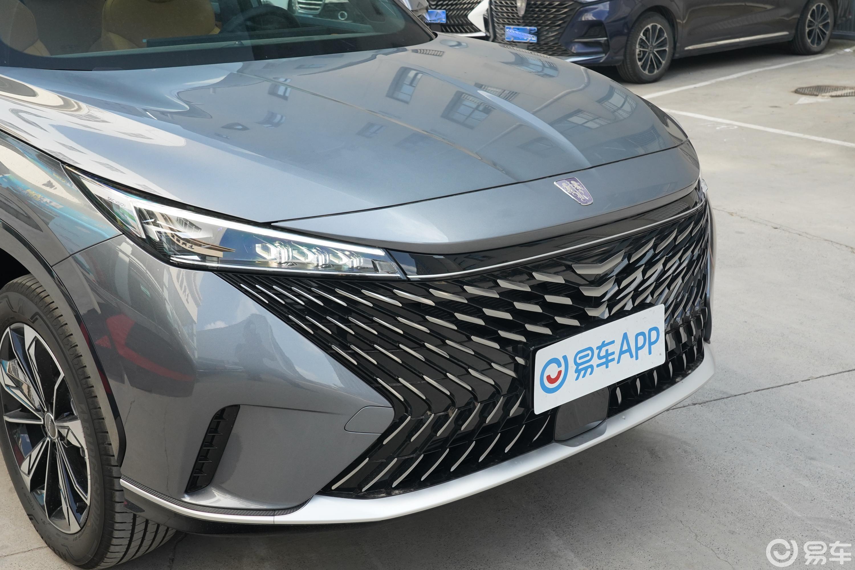 【荣威RX51.5T 优越版前格栅侧俯拍图片-汽车图片大全】-易车