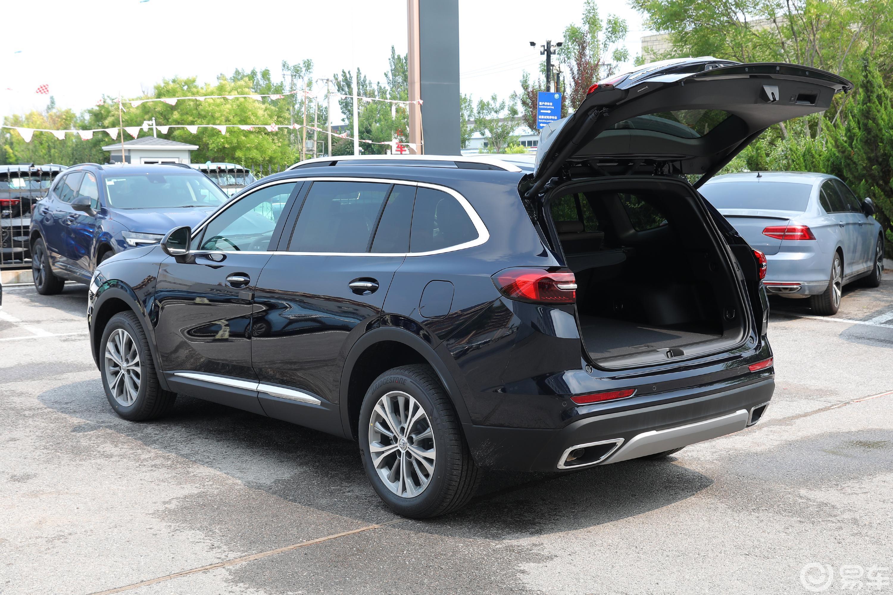 【昂科威昂科威Plus 652T 两驱豪华型 5座后备厢开启45度侧拍图片-汽车图片大全】-易车