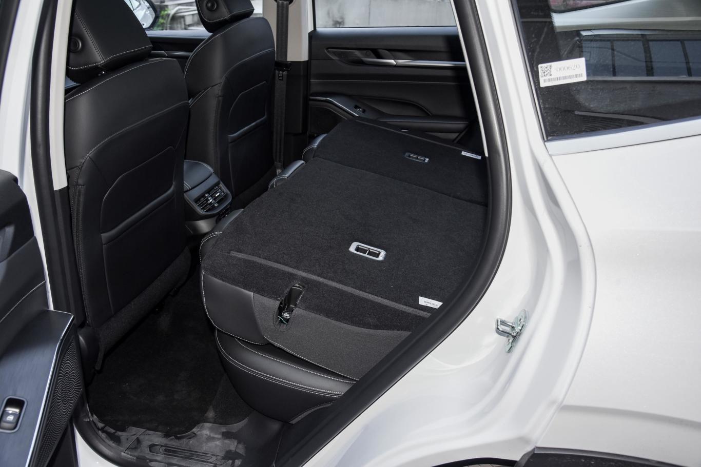 【哈弗H6混动 1.5T DHT版后排空间图片-汽车图片大全】-易车