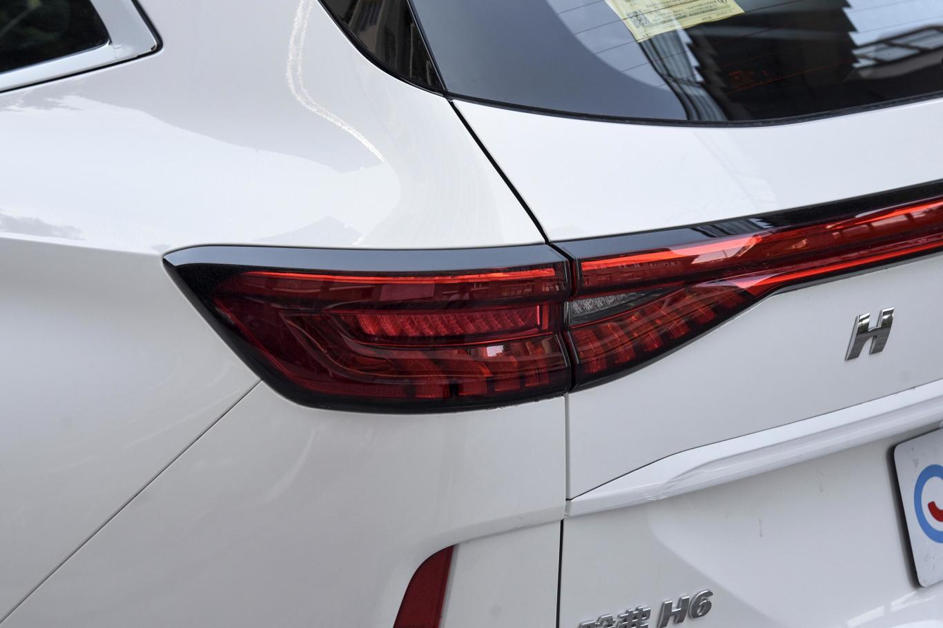 【哈弗H6混动 1.5T DHT版尾灯侧45度俯拍图片-汽车图片大全】-易车