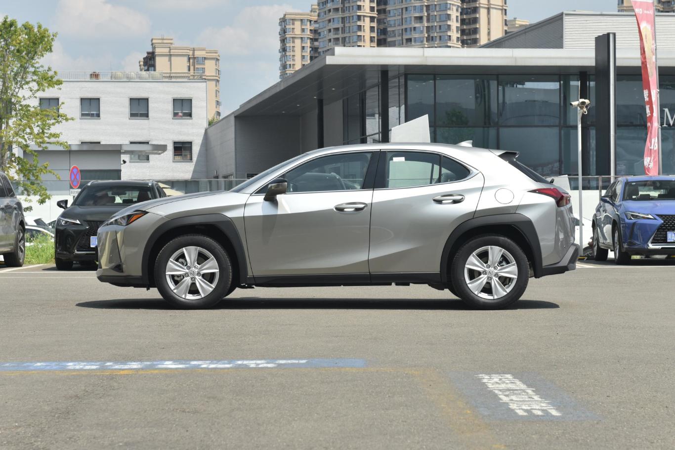 【雷克萨斯UX260h 探·趣版正侧车头向左水平图片-汽车图片大全】-易车