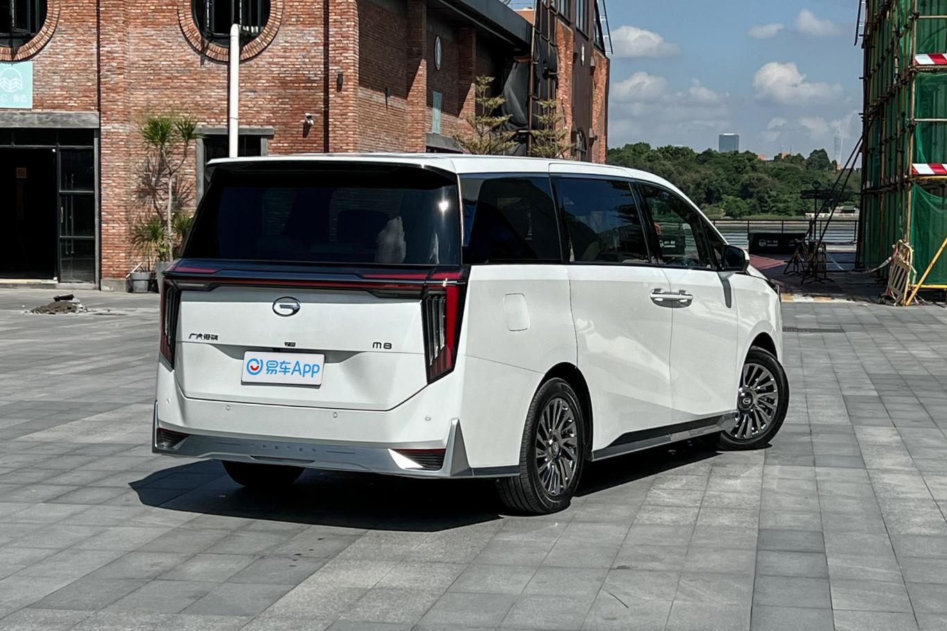 【传祺M8宗师系列 400T 旗舰版 7座侧后45度车头向右水平图片-汽车图片大全】-易车