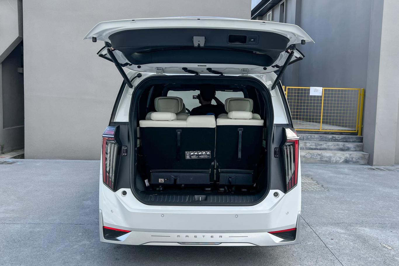 【传祺M8宗师系列 400T 旗舰版 7座后备厢图片-汽车图片大全】-易车