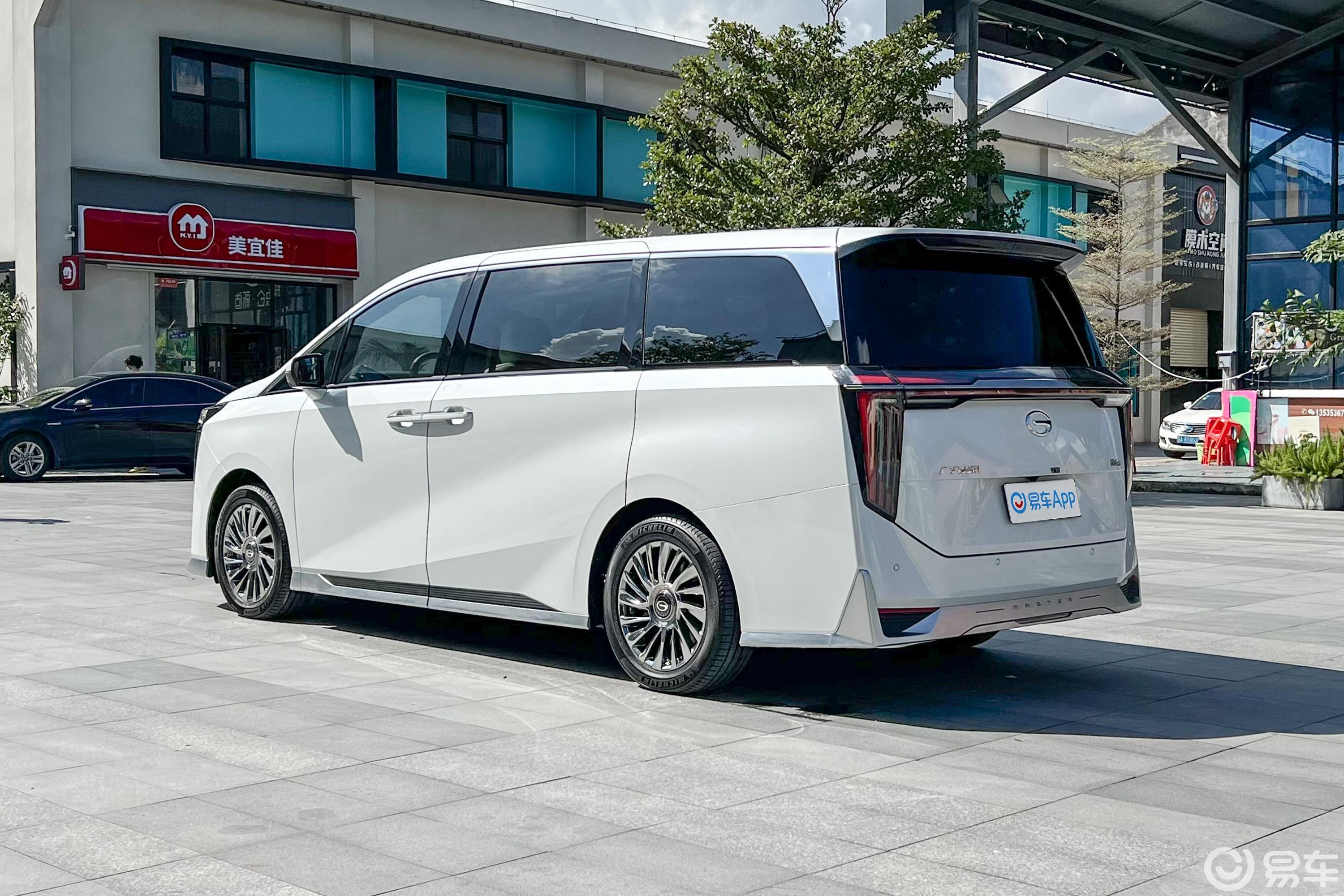 【传祺M8宗师系列 400T 旗舰版 7座侧后45度车头向左水平图片-汽车图片大全】-易车