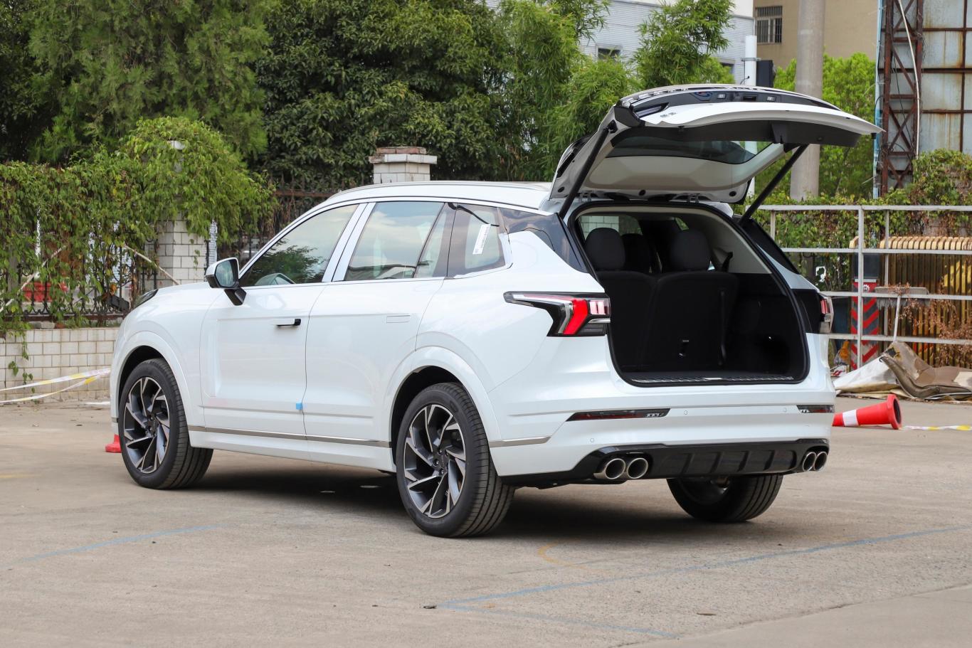 【领克092.0T 手自一体 Pro 7座后备厢开启45度侧拍图片-汽车图片大全】-易车