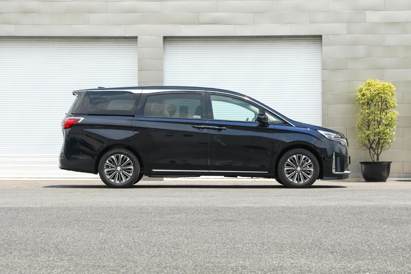 【别克GL8改款 ES陆尊 2.0T 智慧旗舰型 7座正侧车头向右水平图片-汽车图片大全】-易车