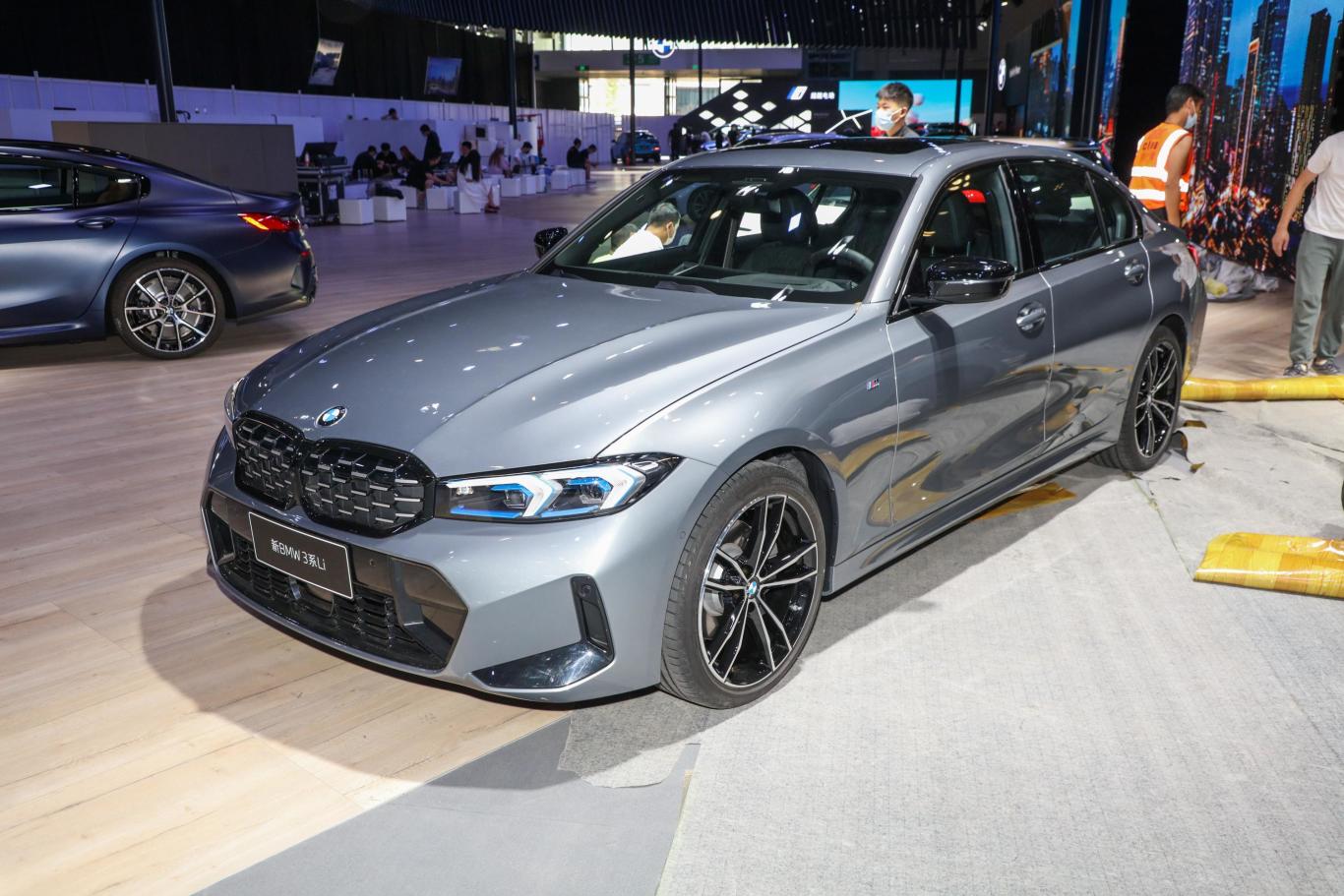 【宝马3系330Li M运动曜夜套装侧前45度车头向左水平图片-汽车图片大全】-易车
