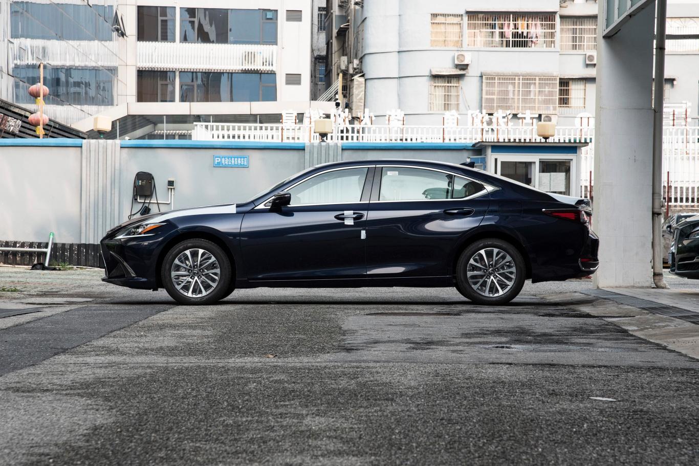 【雷克萨斯ES200 CVT卓越版正侧车头向左水平图片-汽车图片大全】-易车