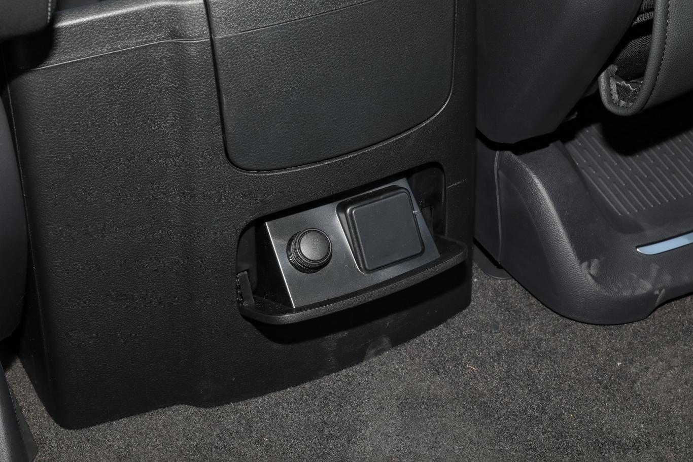 【大通G20ES 2.0T 自动超值版 汽油后排功能图片-汽车图片大全】-易车