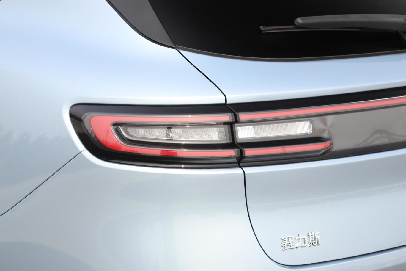 【问界M5纯电版 620km 后驱标准版尾灯侧45度俯拍图片-汽车图片大全】-易车