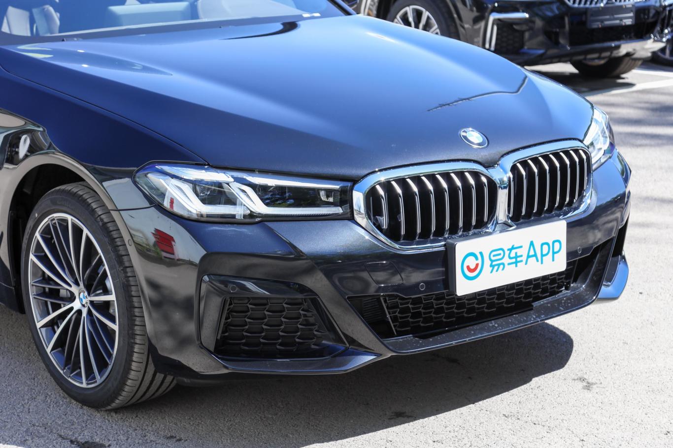 【宝马5系改款二 530Li 领先型 M运动套装前格栅侧俯拍图片-汽车图片大全】-易车