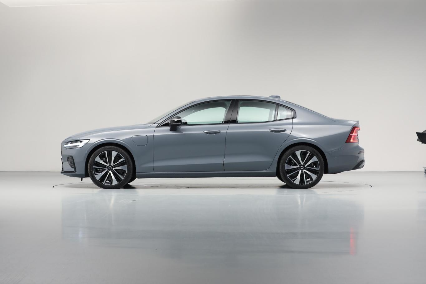 【沃尔沃S60 插电混动T8 四驱智雅运动版正侧车头向左水平图片-汽车图片大全】-易车