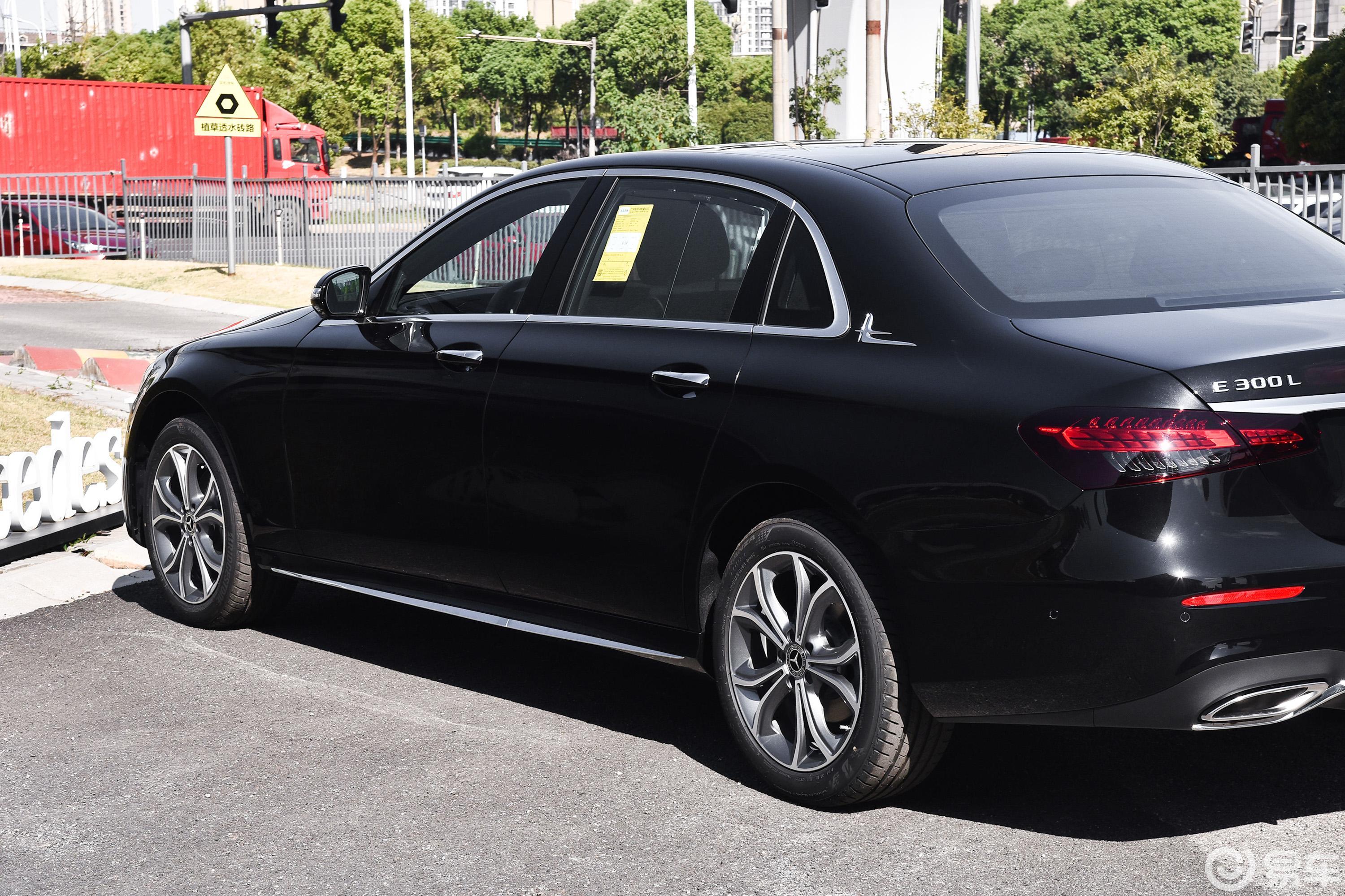 【奔驰E级E 300 L 运动豪华型外观细节图片-汽车图片大全】-易车