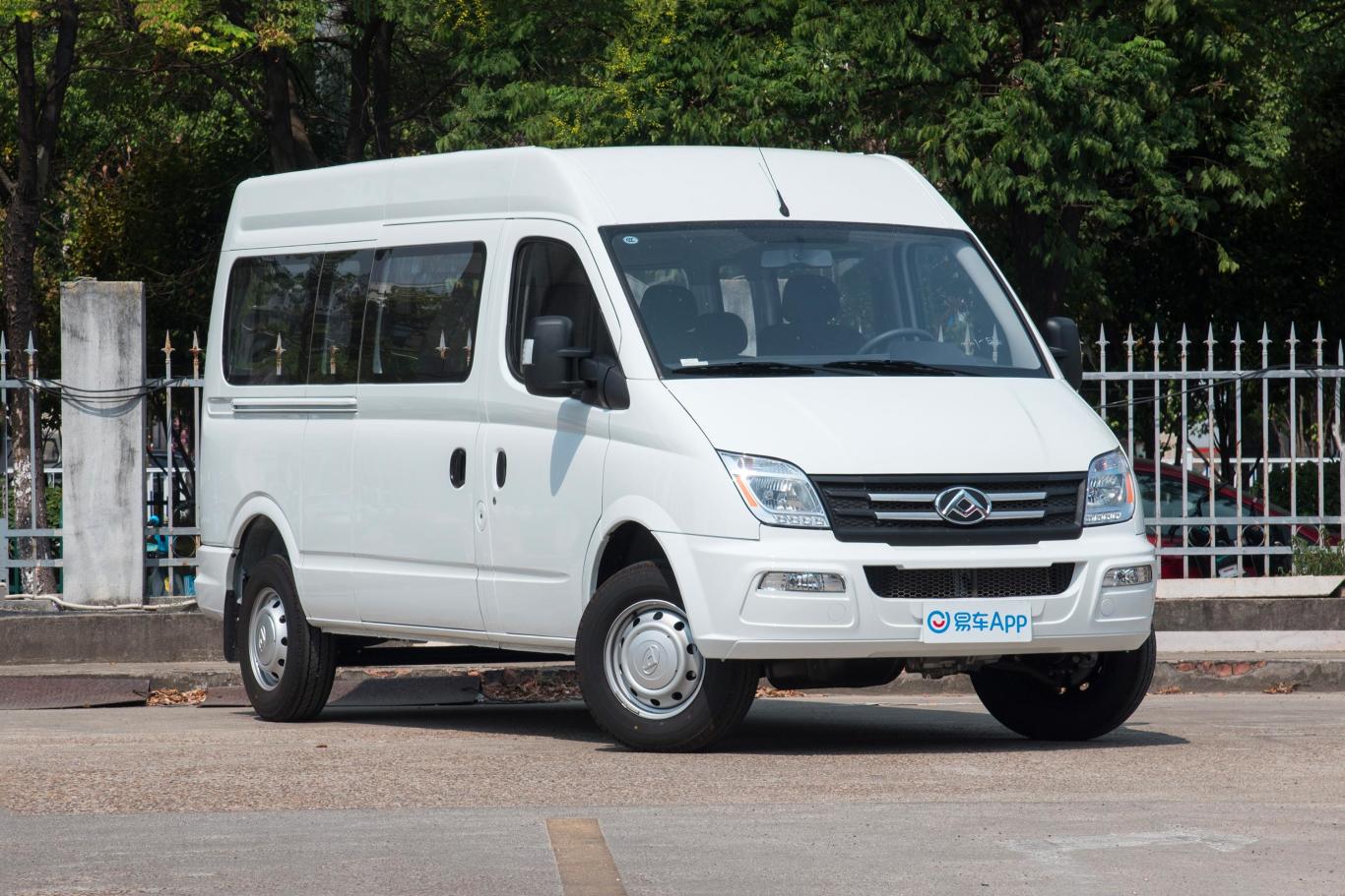 【上汽大通MAXUS 新途V80傲运通 2.0T AMT长轴中顶 6/7/8/9座侧前45度车头向右水平图片-汽车图片大全】-易车