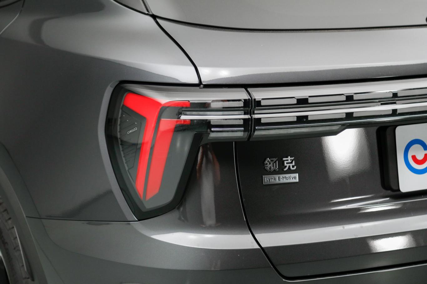 【领克01 EM-P1.5T 70km PM版尾灯侧45度俯拍图片-汽车图片大全】-易车