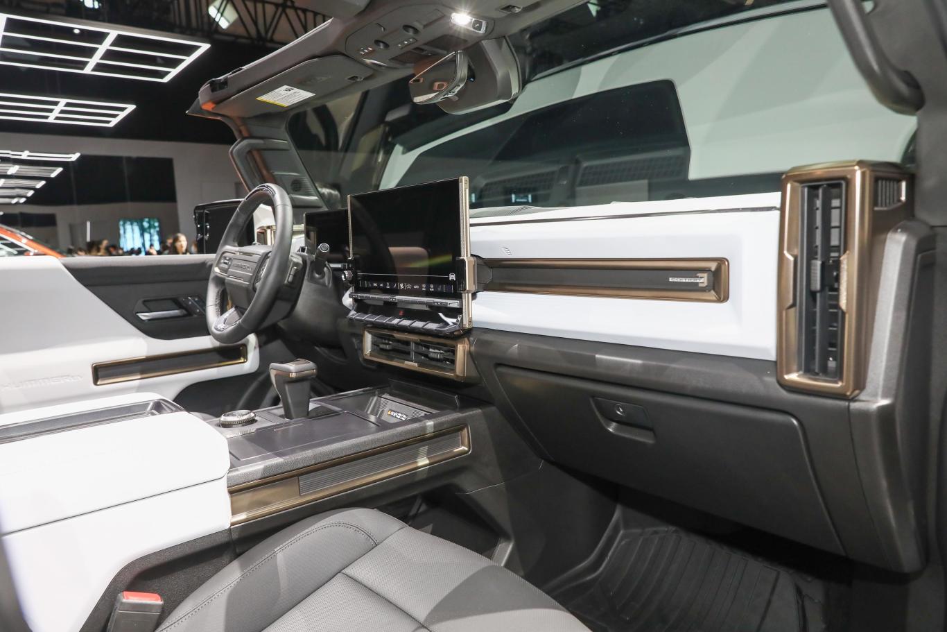 【HUMMER EV PICKUP顶配版内饰全景副驾方向图片-汽车图片大全】-易车