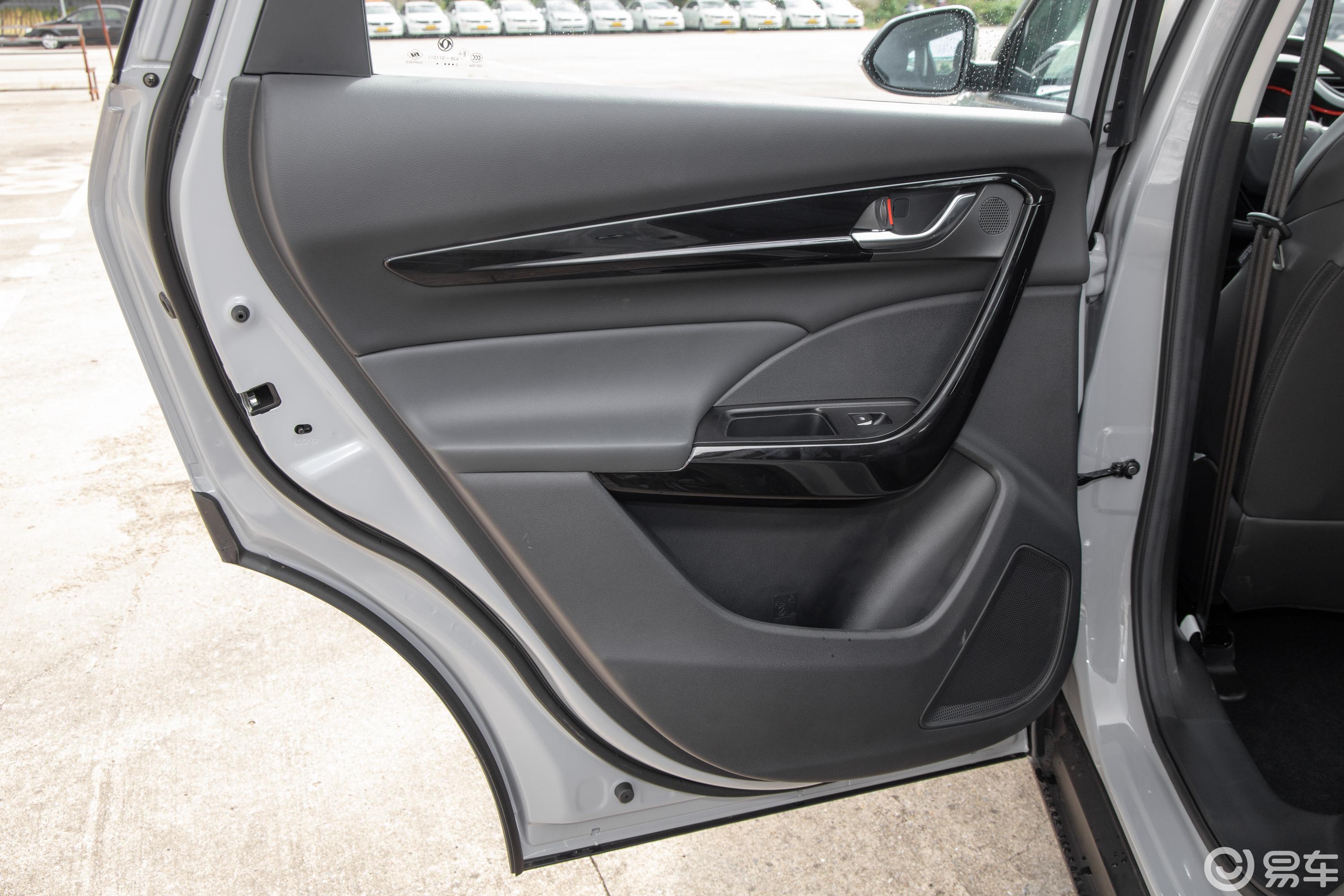 【风神AX7马赫版 1.5T DF31后排功能图片-汽车图片大全】-易车