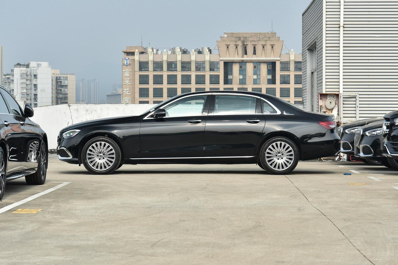 【奔驰E级E 300 L 尊贵型正侧车头向左水平图片-汽车图片大全】-易车