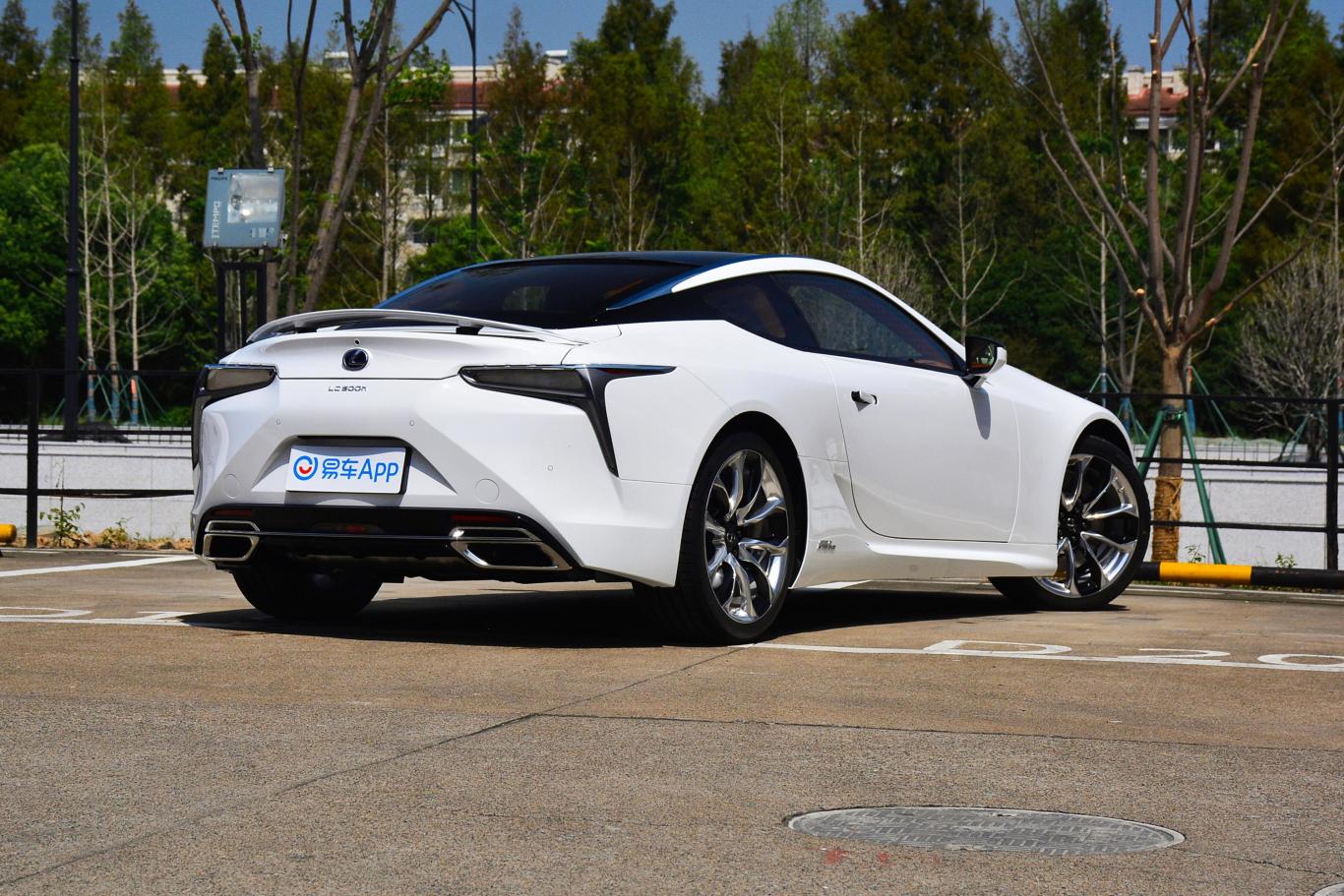 【雷克萨斯LC500h 运动版侧后45度车头向右水平图片-汽车图片大全】-易车