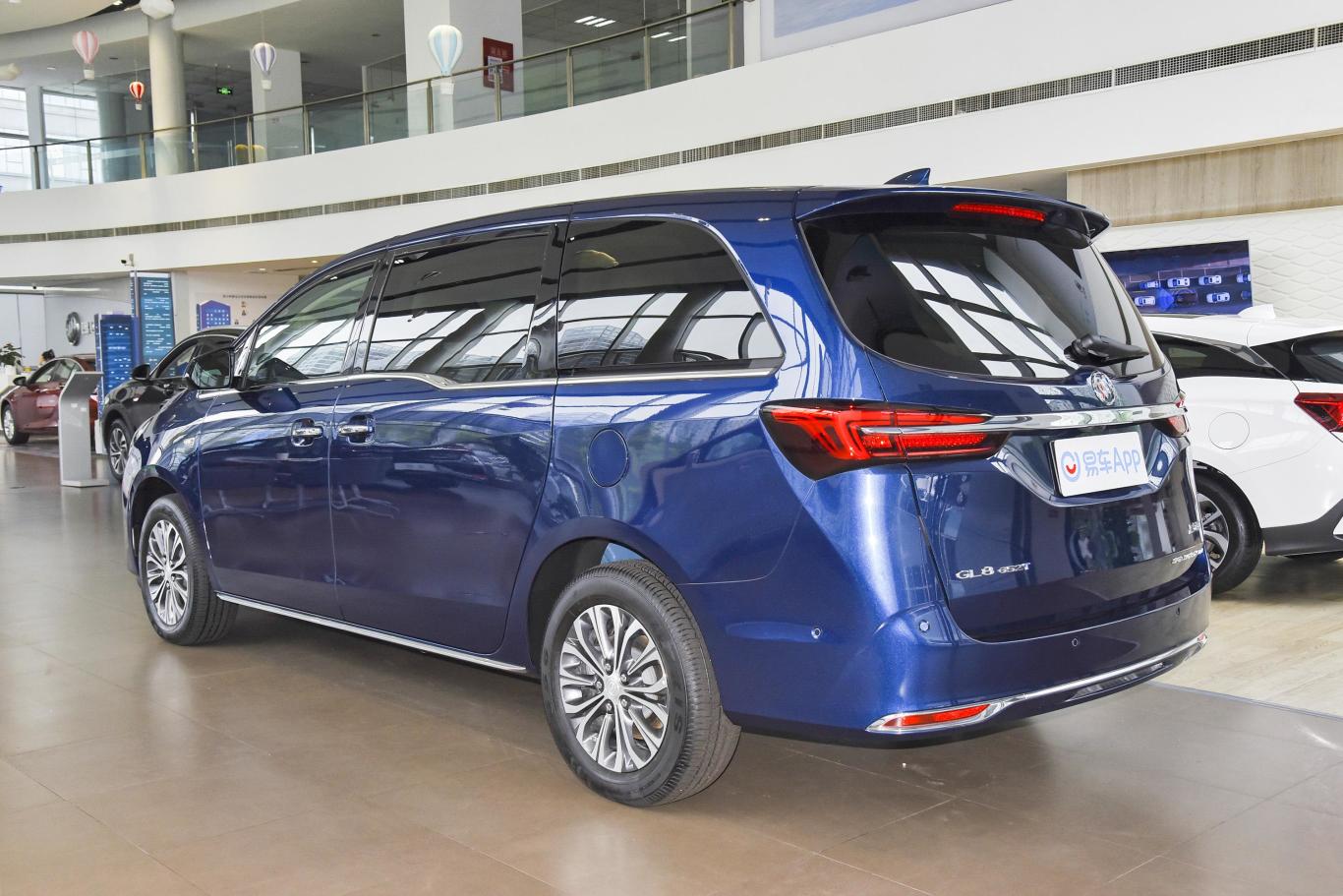 【别克GL8陆上公务舱 2.0T 尊贵型福祉版 7座侧后45度车头向左水平图片-汽车图片大全】-易车