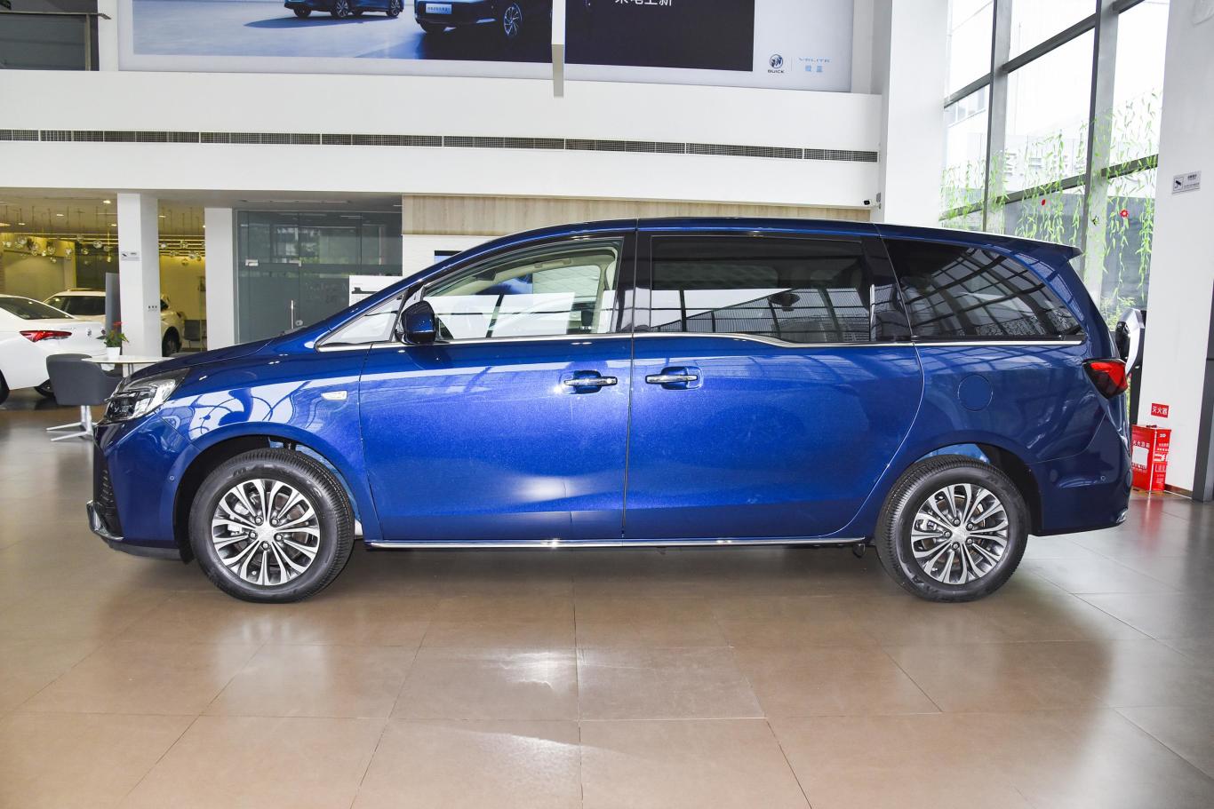 【别克GL8陆上公务舱 2.0T 尊贵型福祉版 7座正侧车头向左水平图片-汽车图片大全】-易车