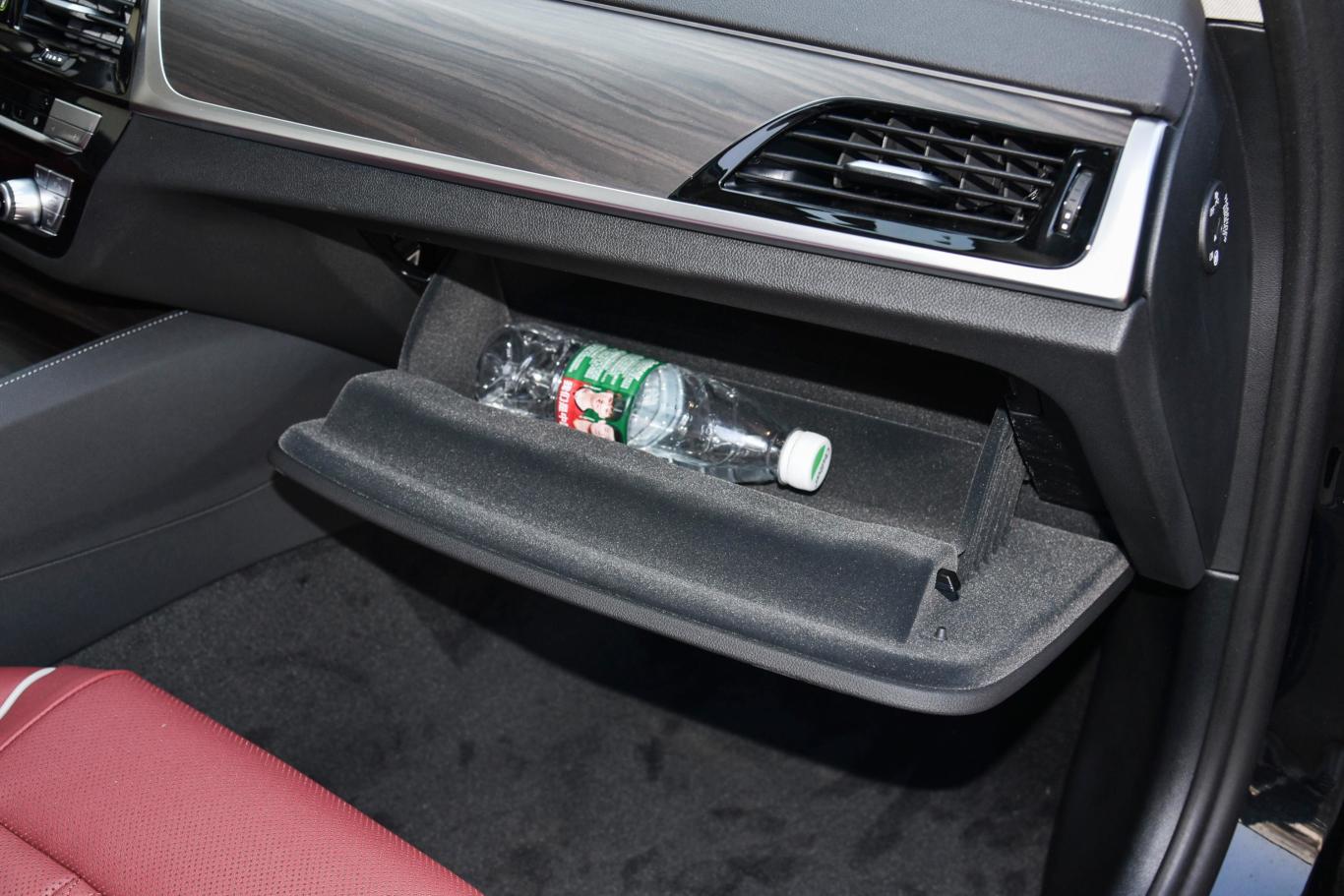 【宝马5系 插电混动改款二 535Le 豪华套装手套箱空间水瓶横置图片-汽车图片大全】-易车