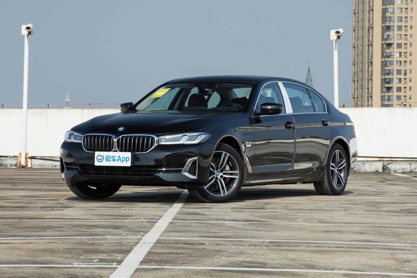 【宝马5系 插电混动改款二 535Le 豪华套装侧前45度车头向左水平图片-汽车图片大全】-易车