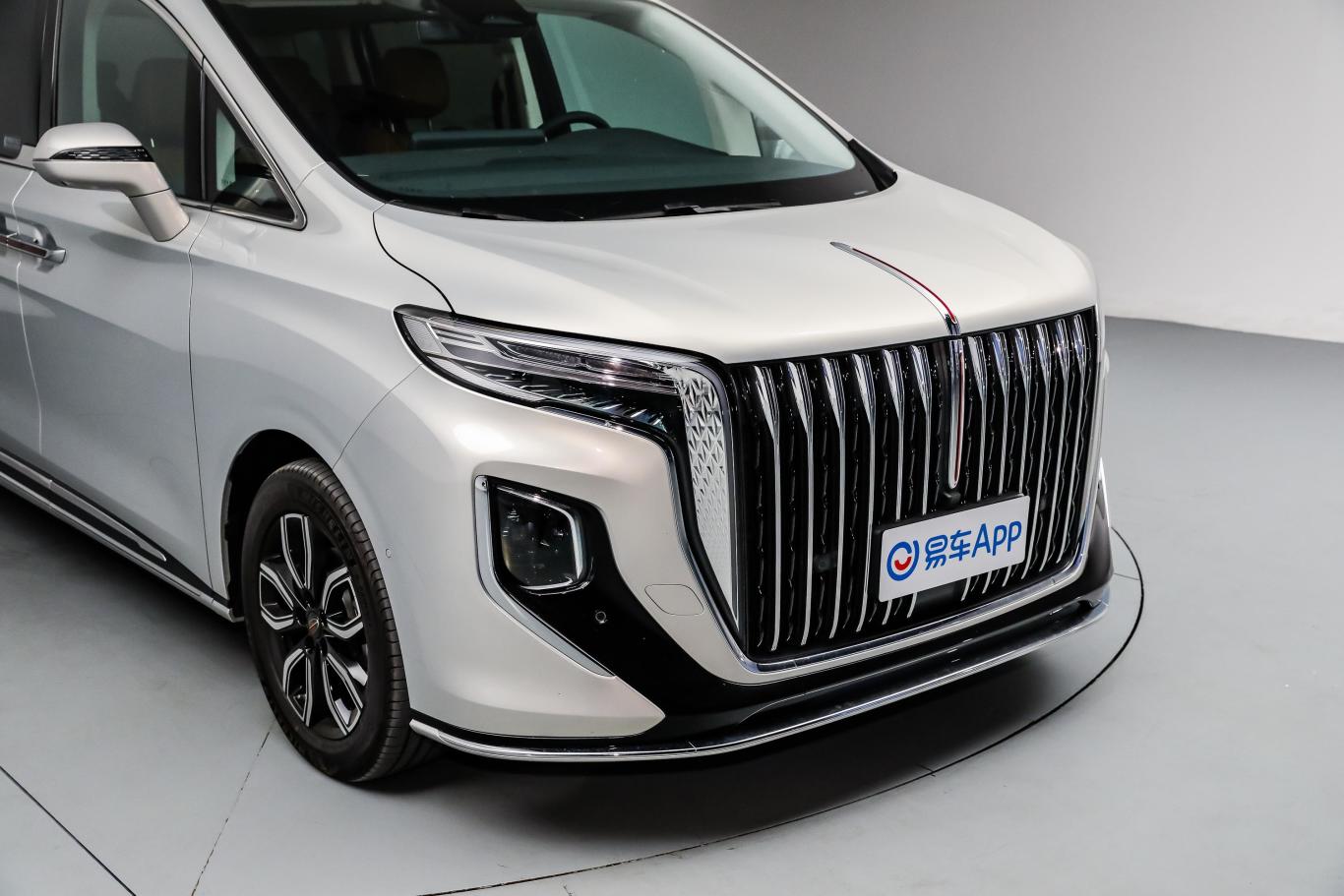 【红旗HQ92.0T 智联旗领版前格栅侧俯拍图片-汽车图片大全】-易车