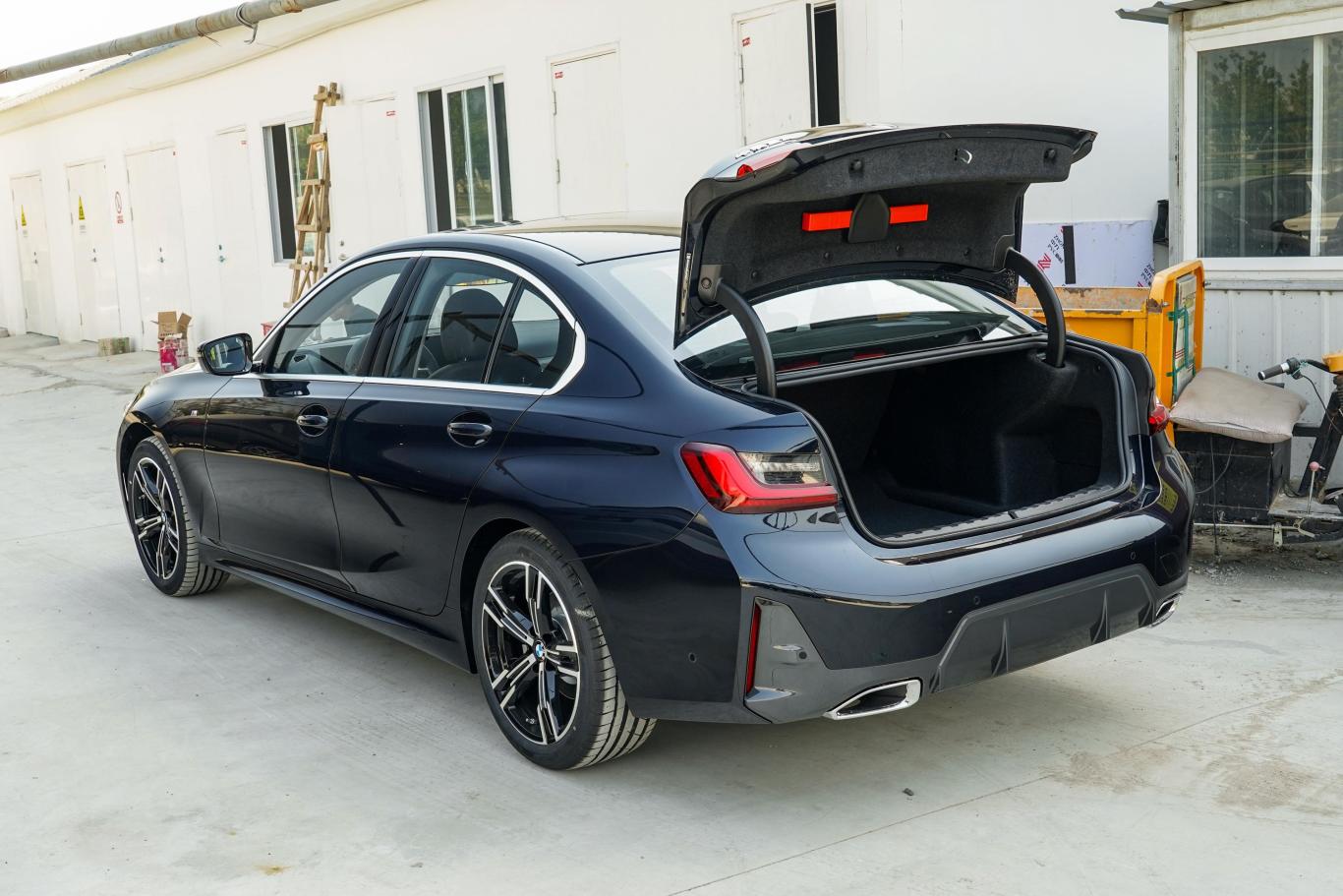 【宝马3系325i M运动套装后备厢开启45度侧拍图片-汽车图片大全】-易车