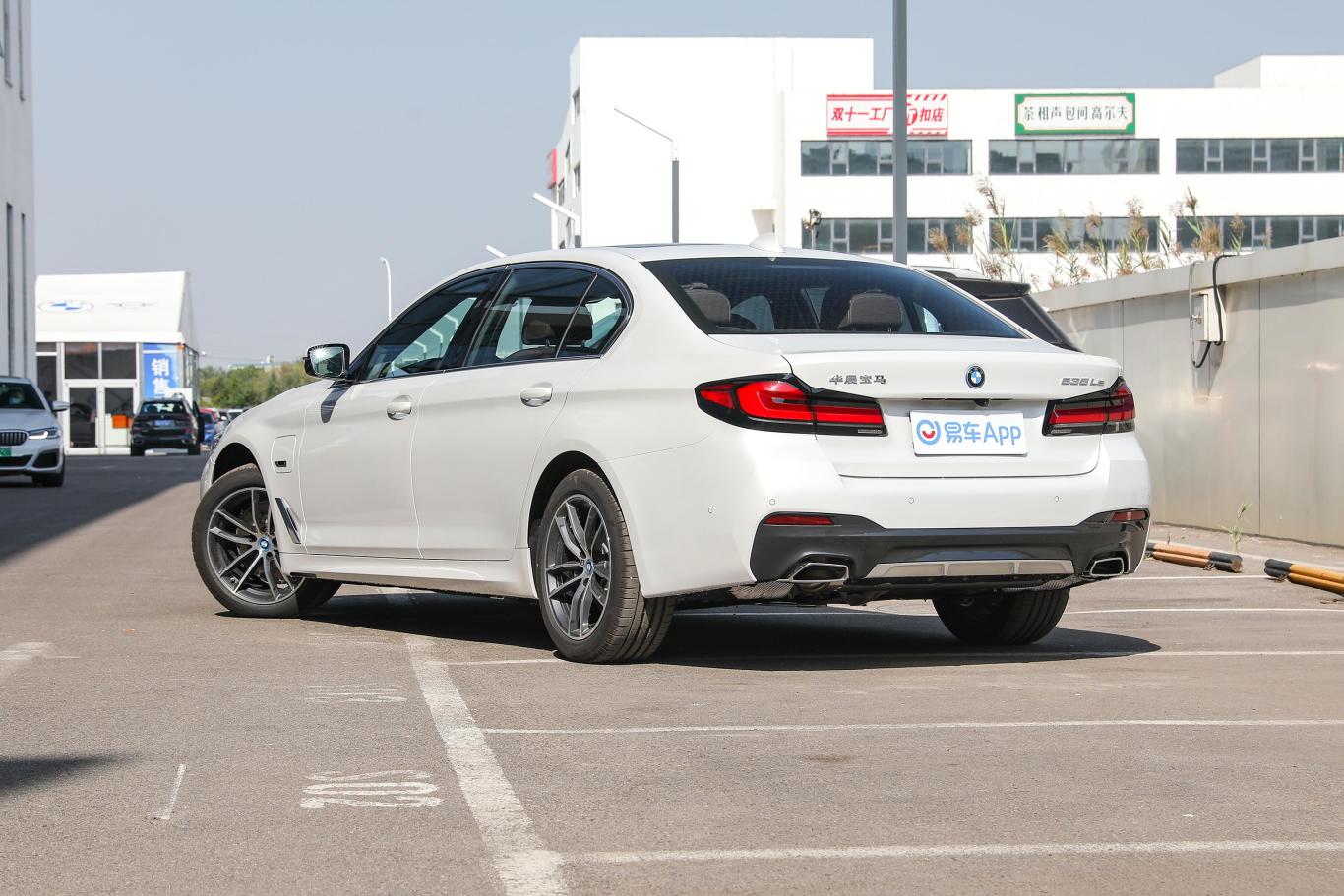 【宝马5系 插电混动改款三 535Le 先锋版M运动套装侧后45度车头向左水平图片-汽车图片大全】-易车