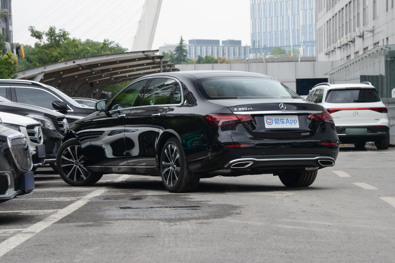 【奔驰E级 插电混动E 350 e L 插电式混合动力轿车侧后45度车头向左水平图片-汽车图片大全】-易车