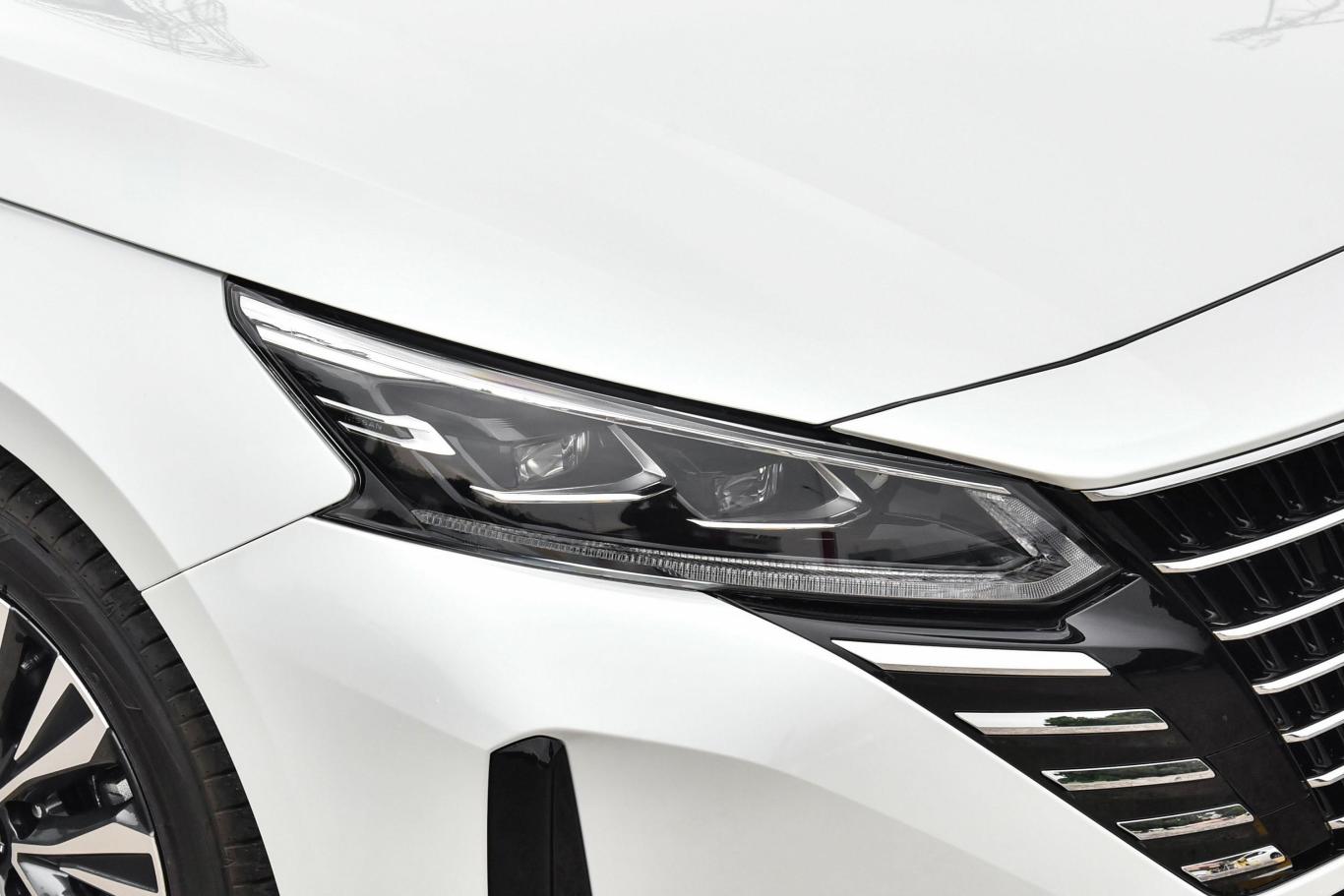 【天籁2.0L XL-TLS 悦享版大灯侧45度俯拍图片-汽车图片大全】-易车