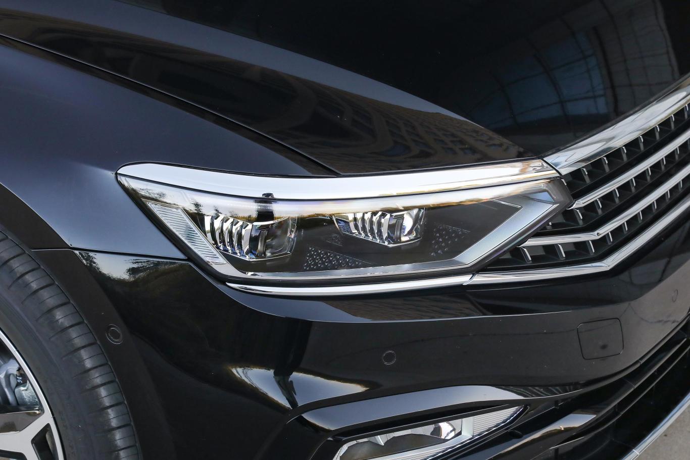 【迈腾200万辆纪念版 380TSI 旗舰型大灯侧45度俯拍图片-汽车图片大全】-易车