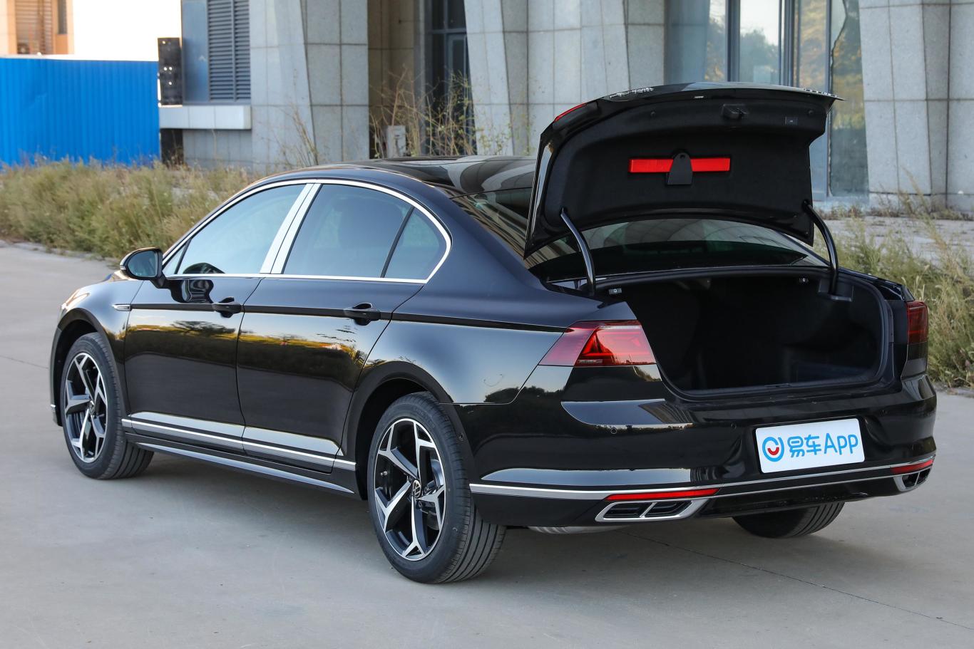 【迈腾200万辆纪念版 380TSI 旗舰型后备厢开启45度侧拍图片-汽车图片大全】-易车