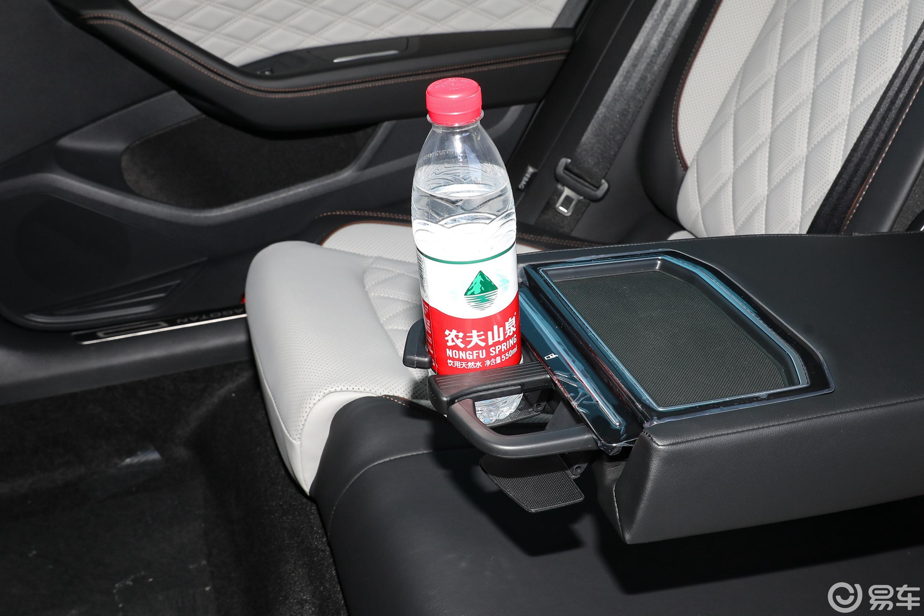 【迈腾200万辆纪念版 380TSI 旗舰型后排杯架图片-汽车图片大全】-易车