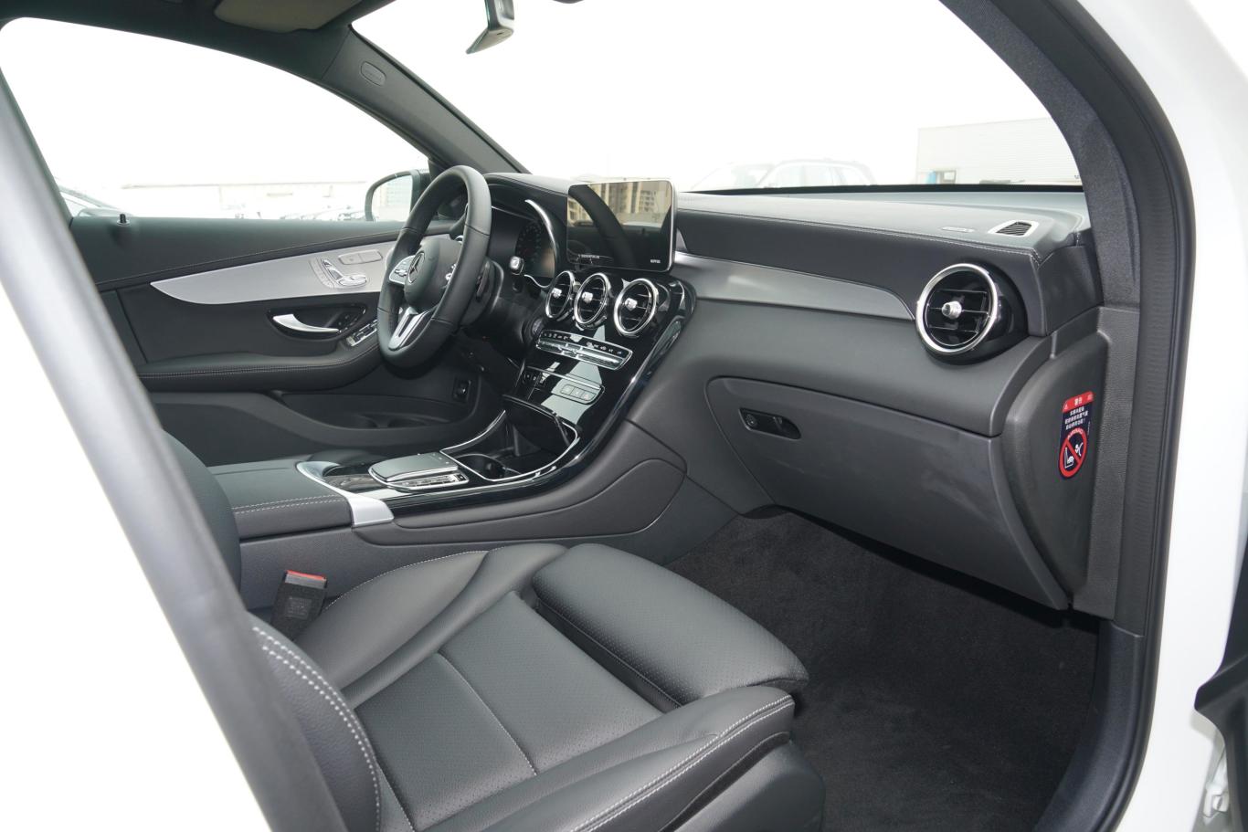 【奔驰GLC轿跑改款 GLC 260 4MATIC 轿跑SUV内饰全景副驾驶员方向图片-汽车图片大全】-易车