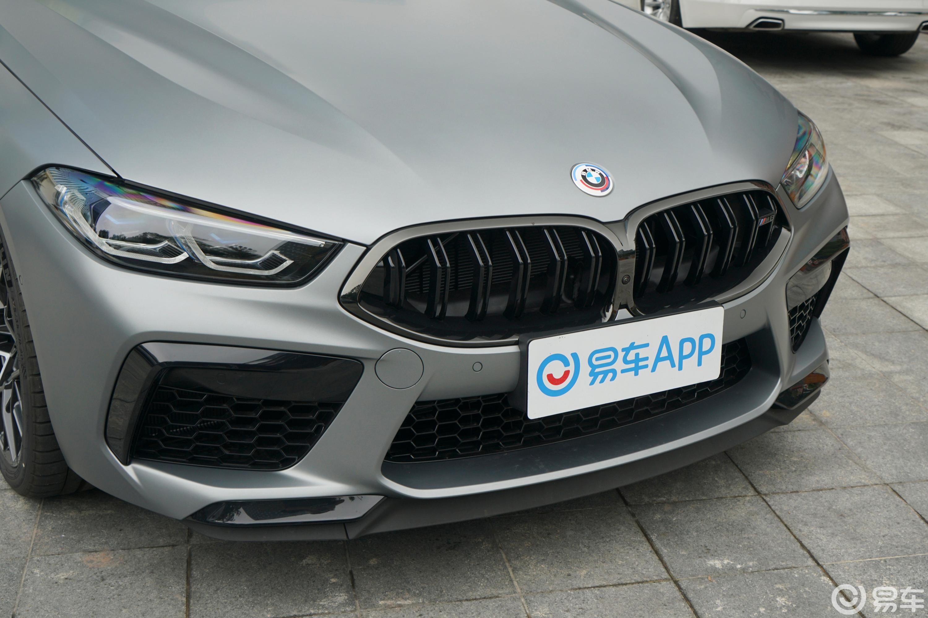 【宝马M850周年版 M8 四门轿跑车 雷霆版前格栅侧俯拍图片-汽车图片大全】-易车