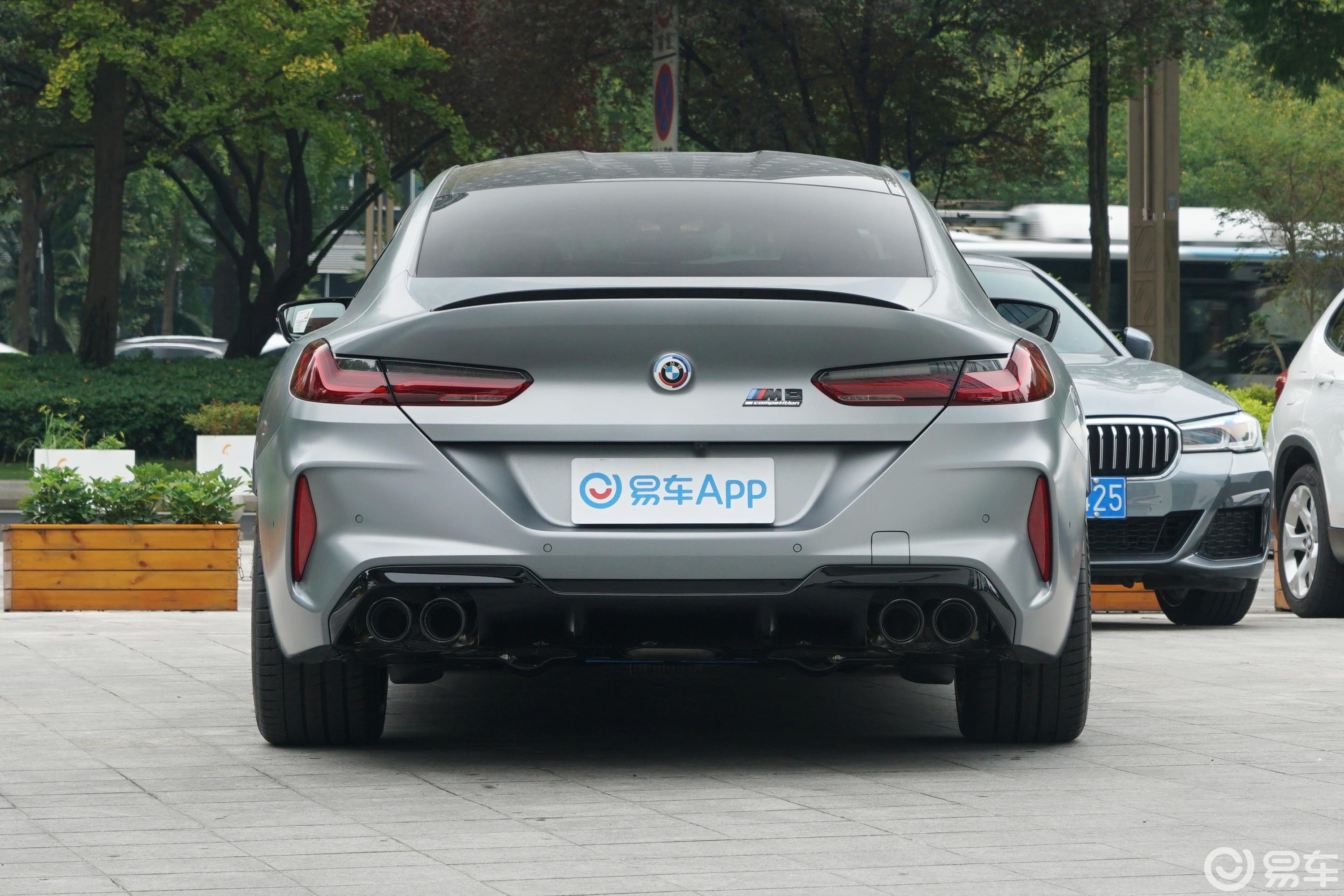 【宝马M850周年版 M8 四门轿跑车 雷霆版正后水平图片-汽车图片大全】-易车