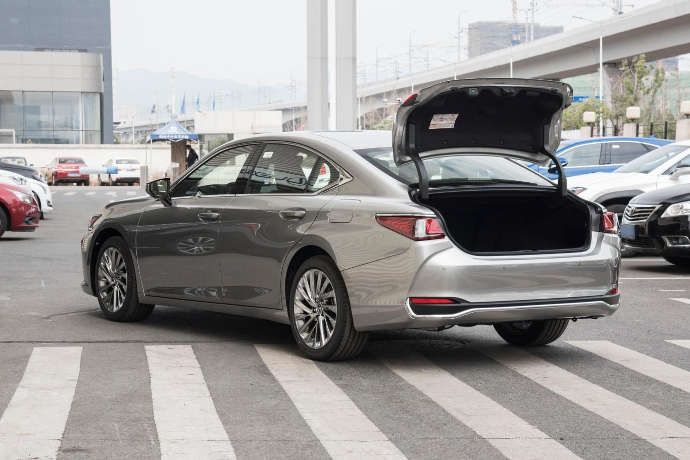 【雷克萨斯ES300h 行政版后备厢开启45度侧拍图片-汽车图片大全】-易车