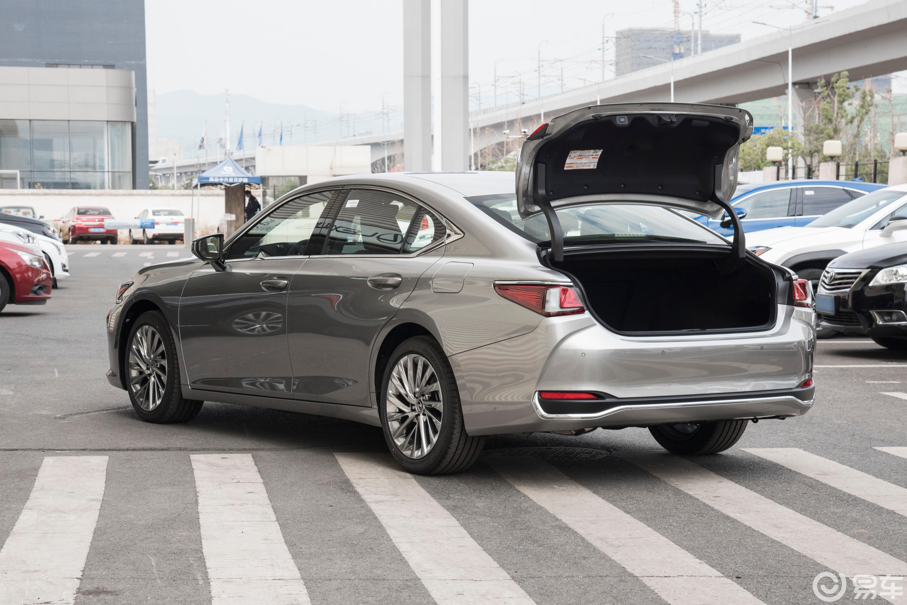 【雷克萨斯ES300h 行政版后备厢开启45度侧拍图片-汽车图片大全】-易车