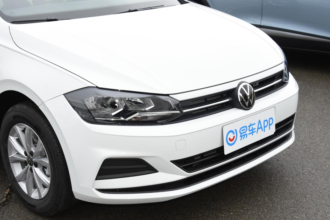 【PoloPlus 1.5L 自动炫彩科技版前格栅侧俯拍图片-汽车图片大全】-易车