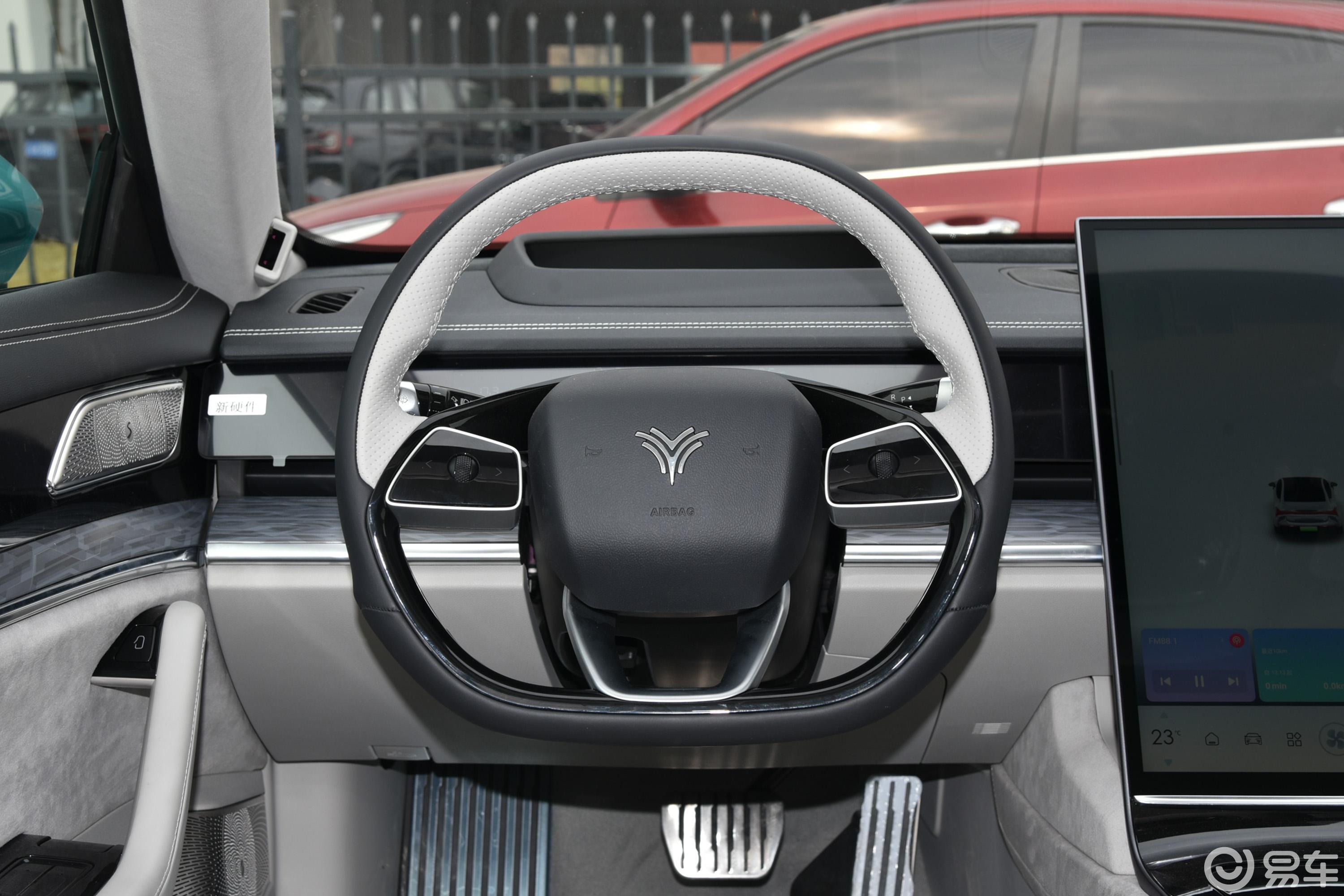 【哪吒S增程版 310km 1160后驱大版方向盘图片-汽车图片大全】-易车