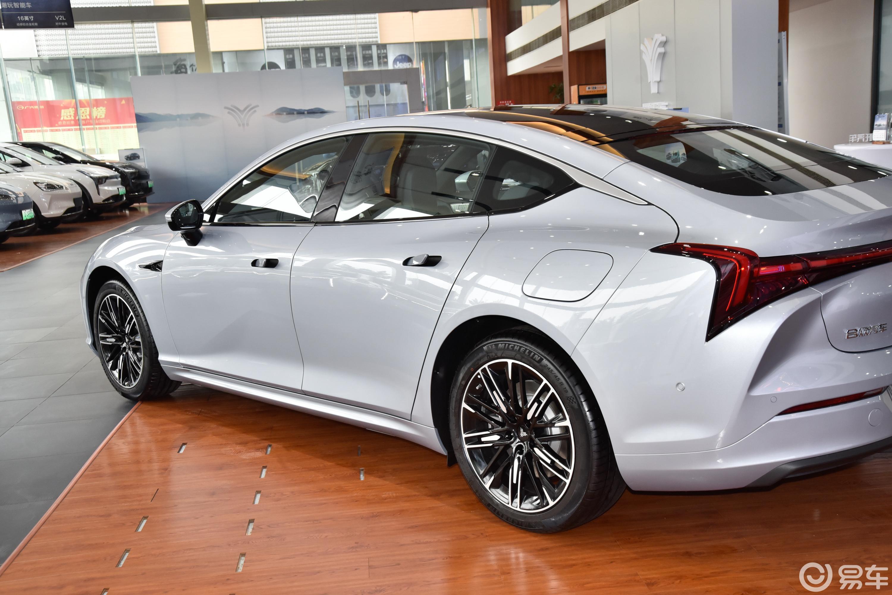 【哪吒S增程版 纯电310km 1160后驱中版外观细节图片-汽车图片大全】-易车