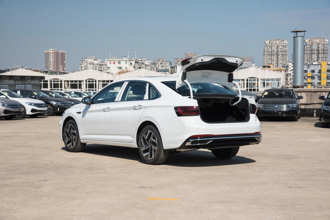 【速腾300TSI 双离合超越版后备厢开启45度侧拍图片-汽车图片大全】-易车