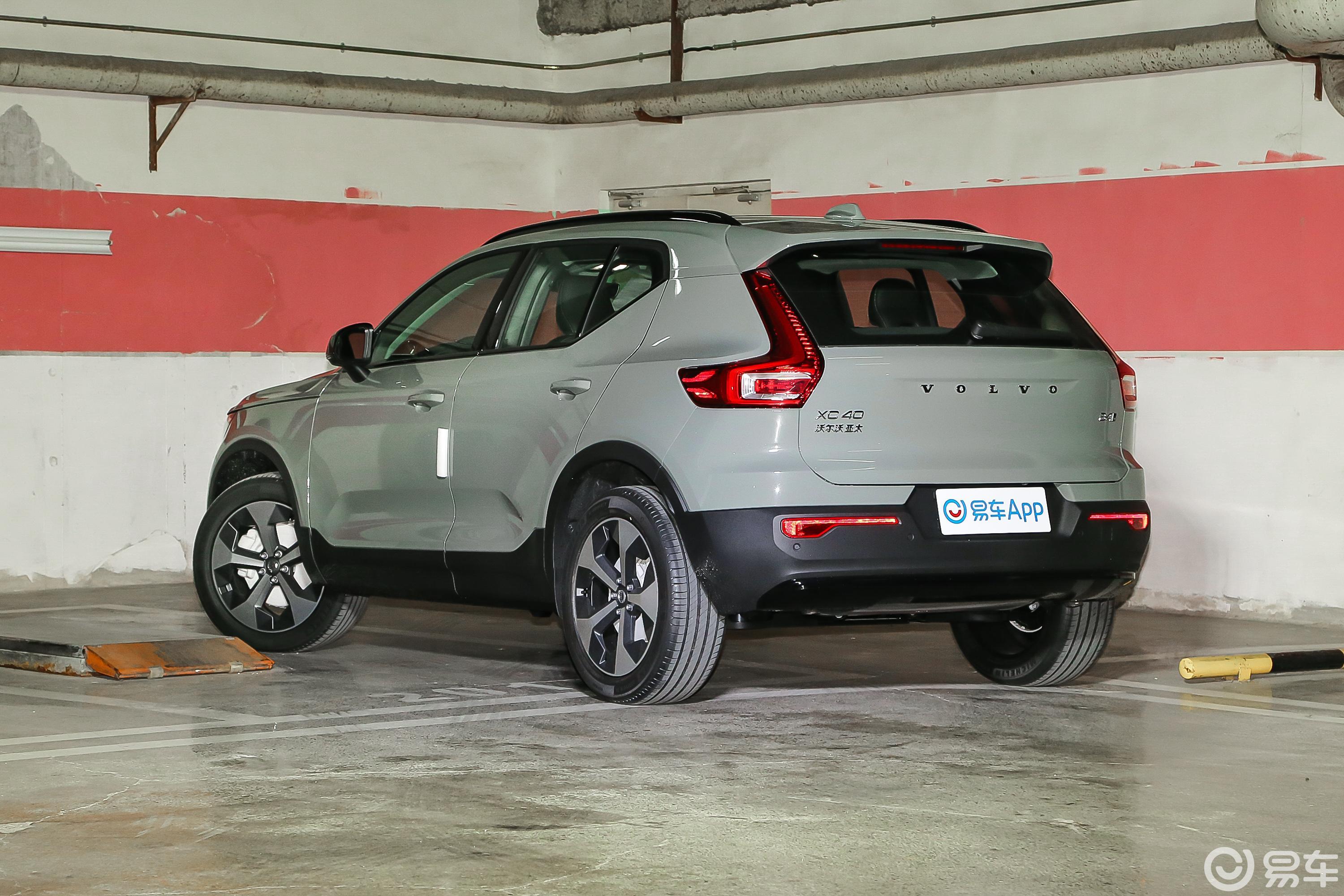 【沃尔沃XC40B4 四驱智远运动版侧后45度车头向左水平图片-汽车图片大全】-易车