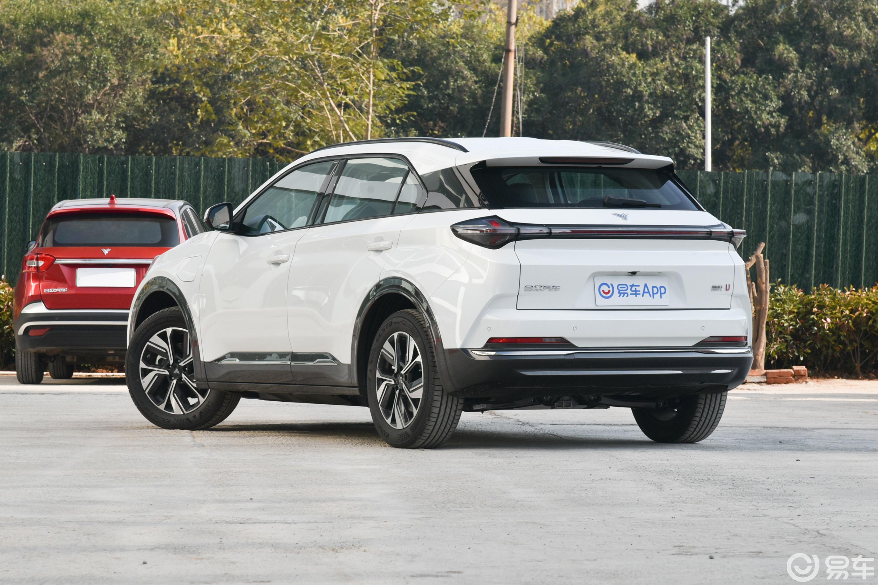 【哪吒U哪吒U-Ⅱ 401km Lite 磷酸铁锂侧后45度车头向左水平图片-汽车图片大全】-易车