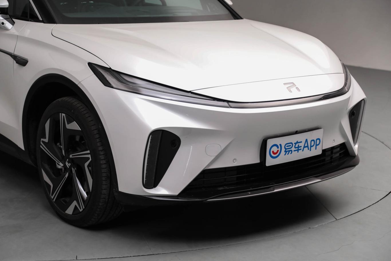 【飞凡R7606km 四驱性能屏霸Pro版前格栅侧俯拍图片-汽车图片大全】-易车