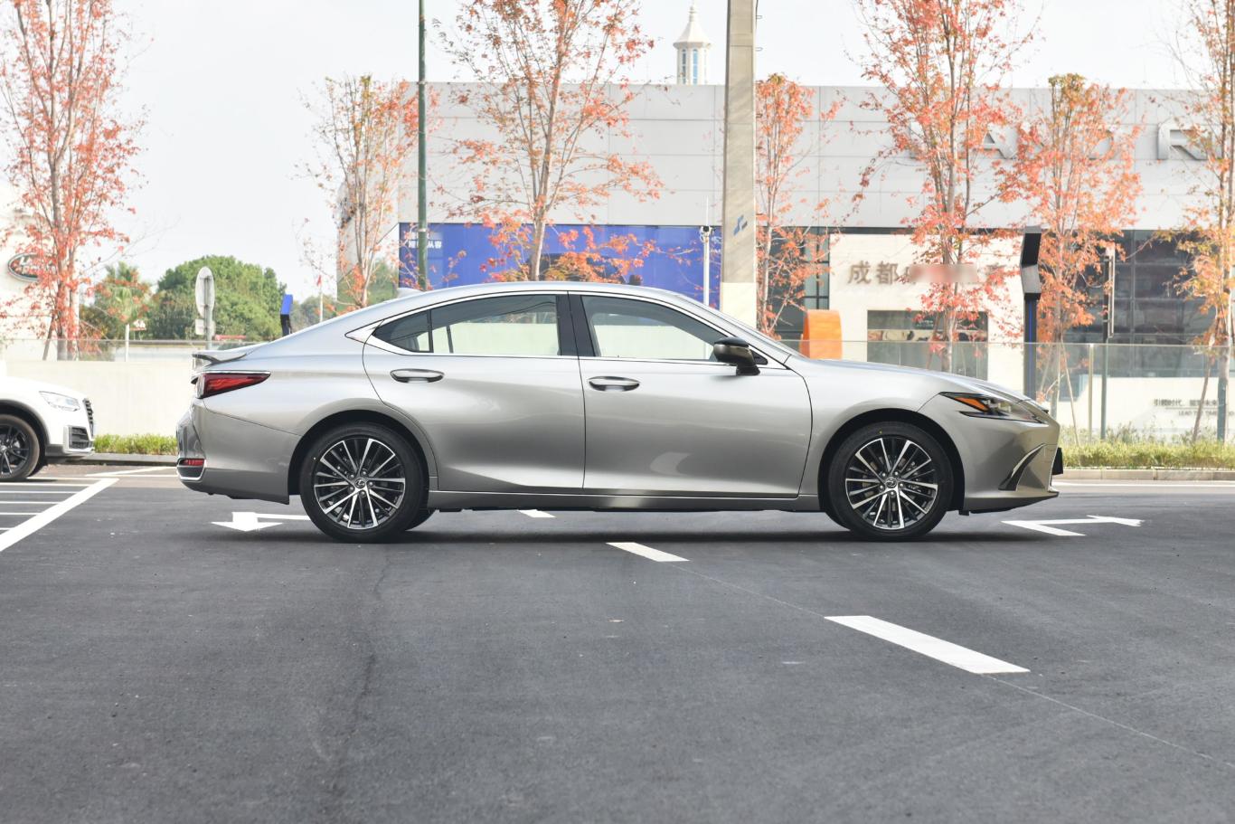 【雷克萨斯ES300h 尊享版正侧车头向右水平图片-汽车图片大全】-易车