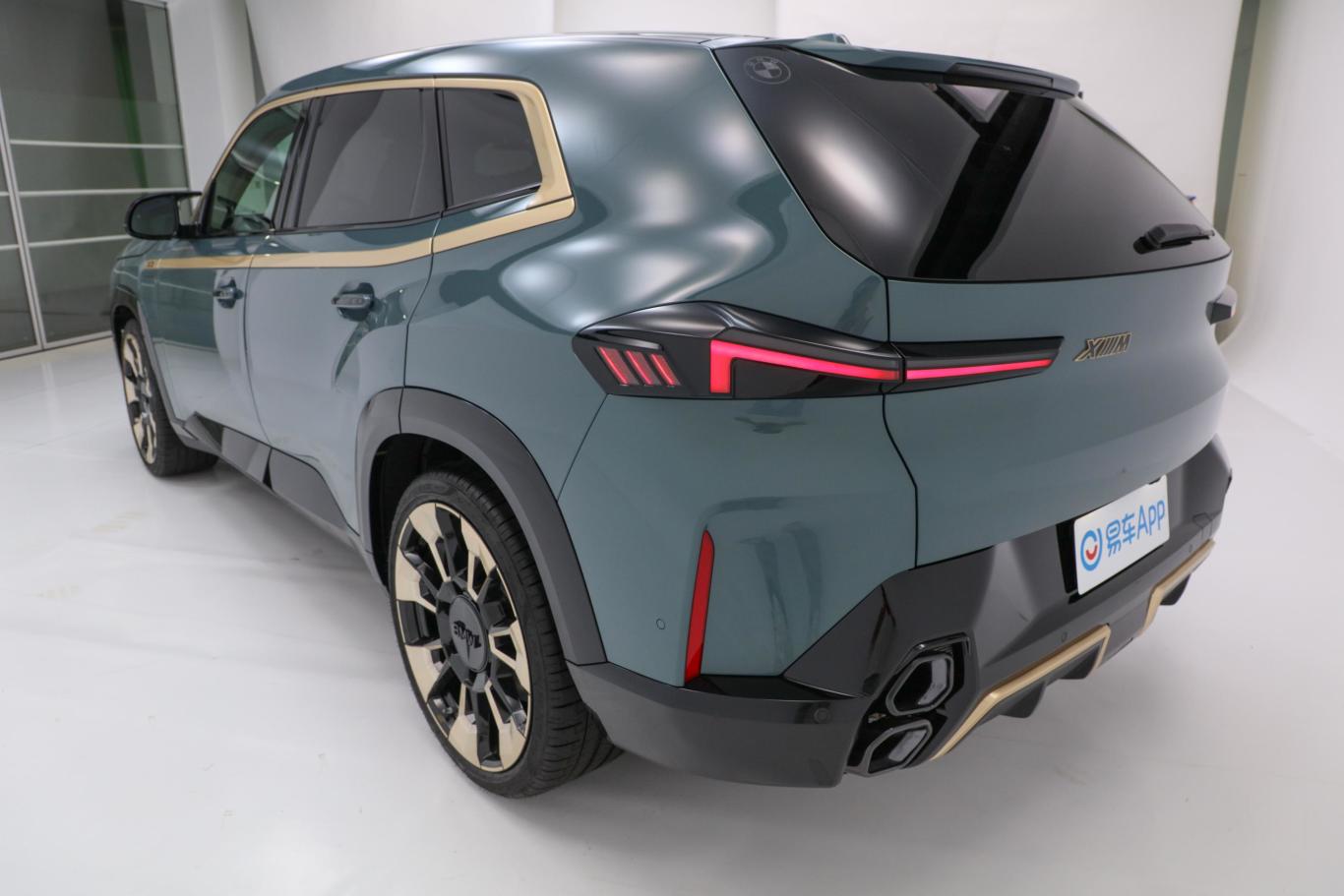 【宝马XM4.4T 78km 标准版侧后45度车头向左水平图片-汽车图片大全】-易车